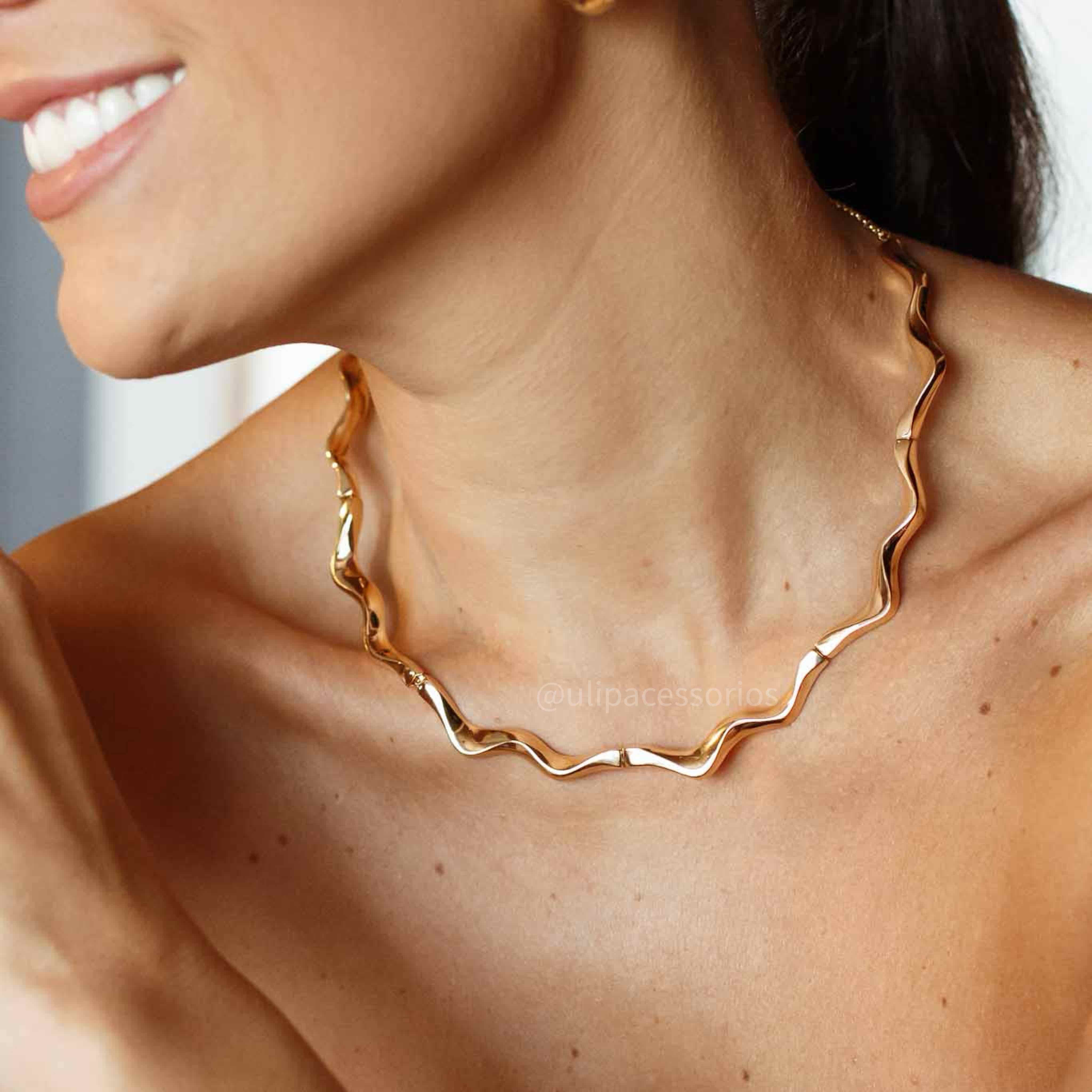 Colar aro ondulado dourado