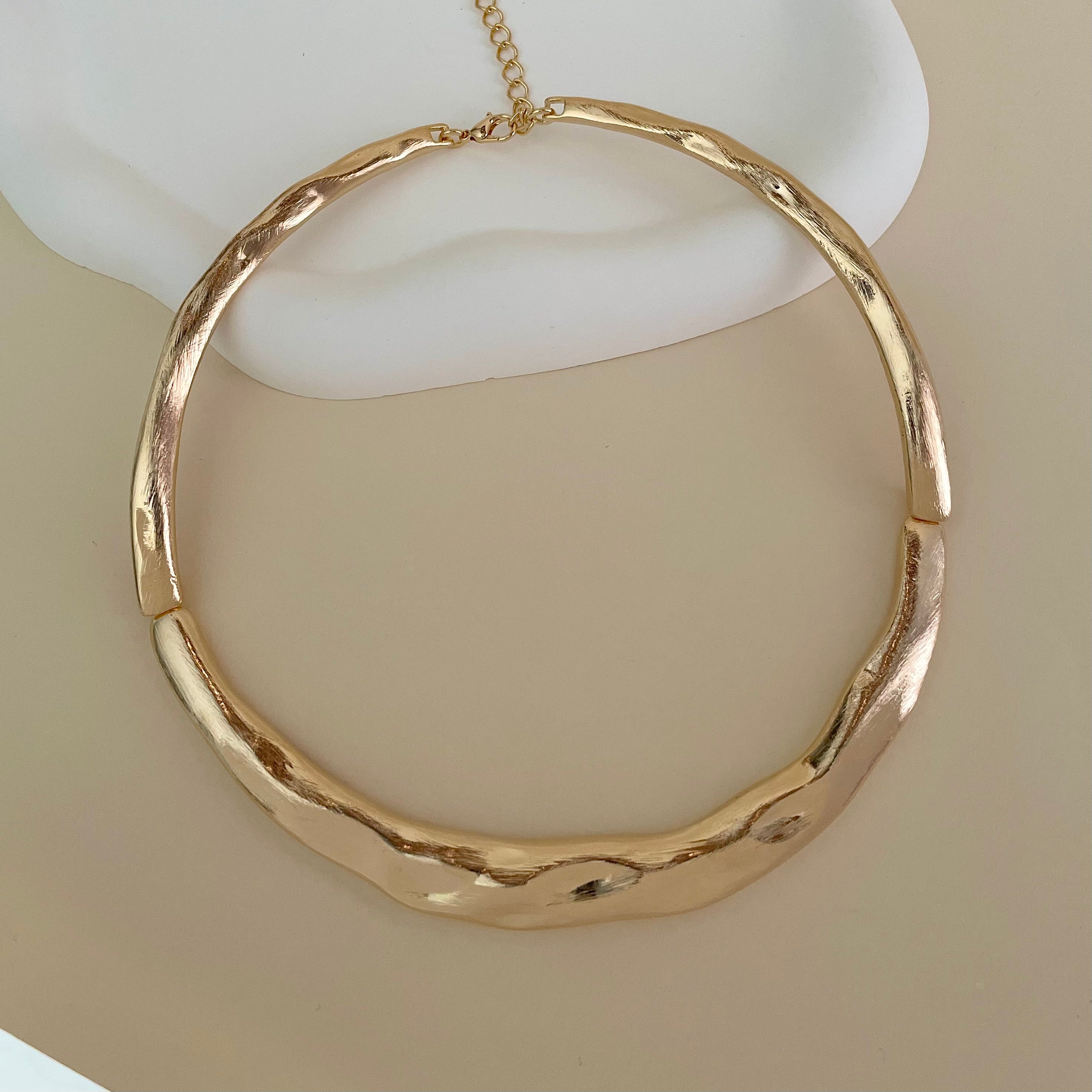 Colar aro articulado orgânico riscado dourado