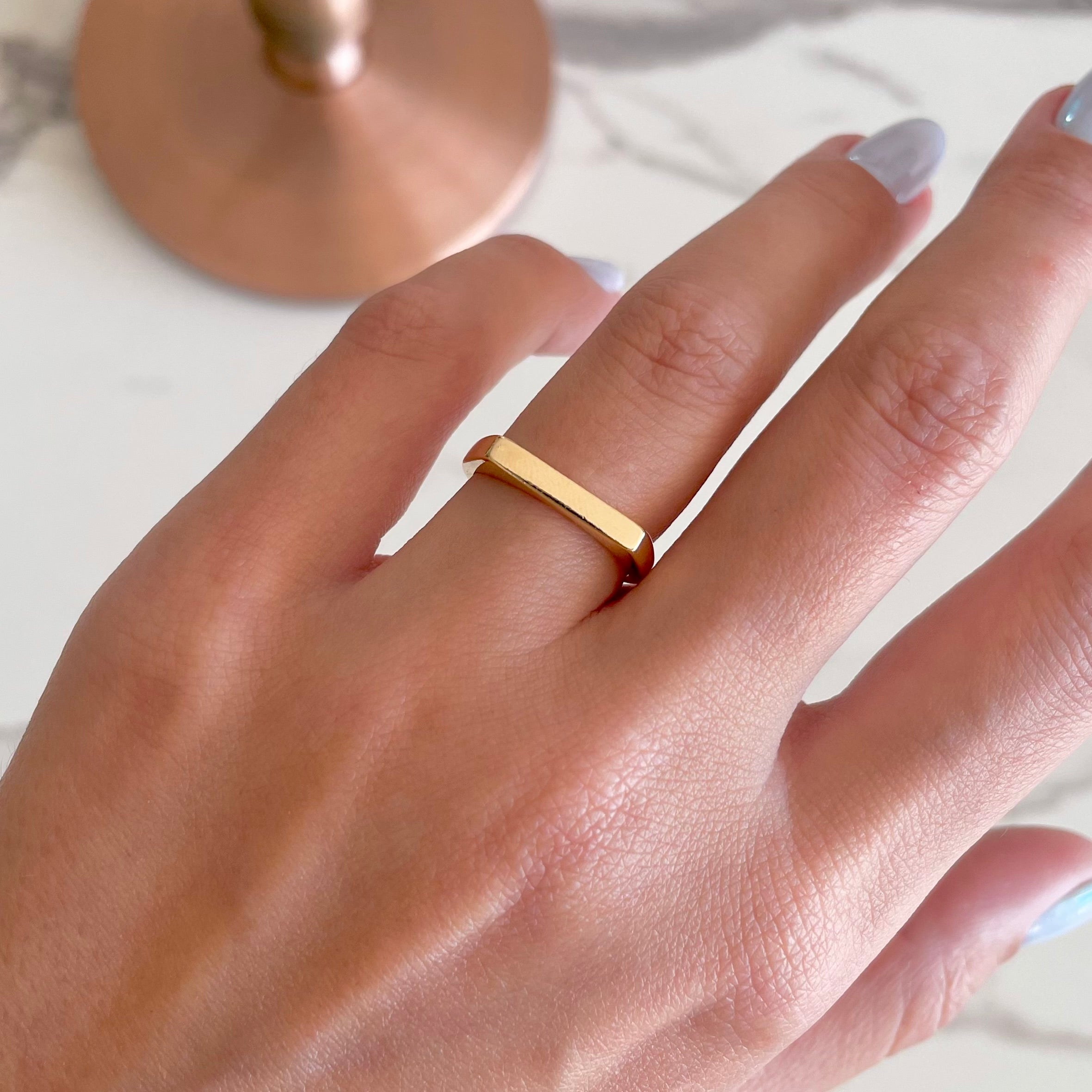 Anel quadrado liso em cima dourado